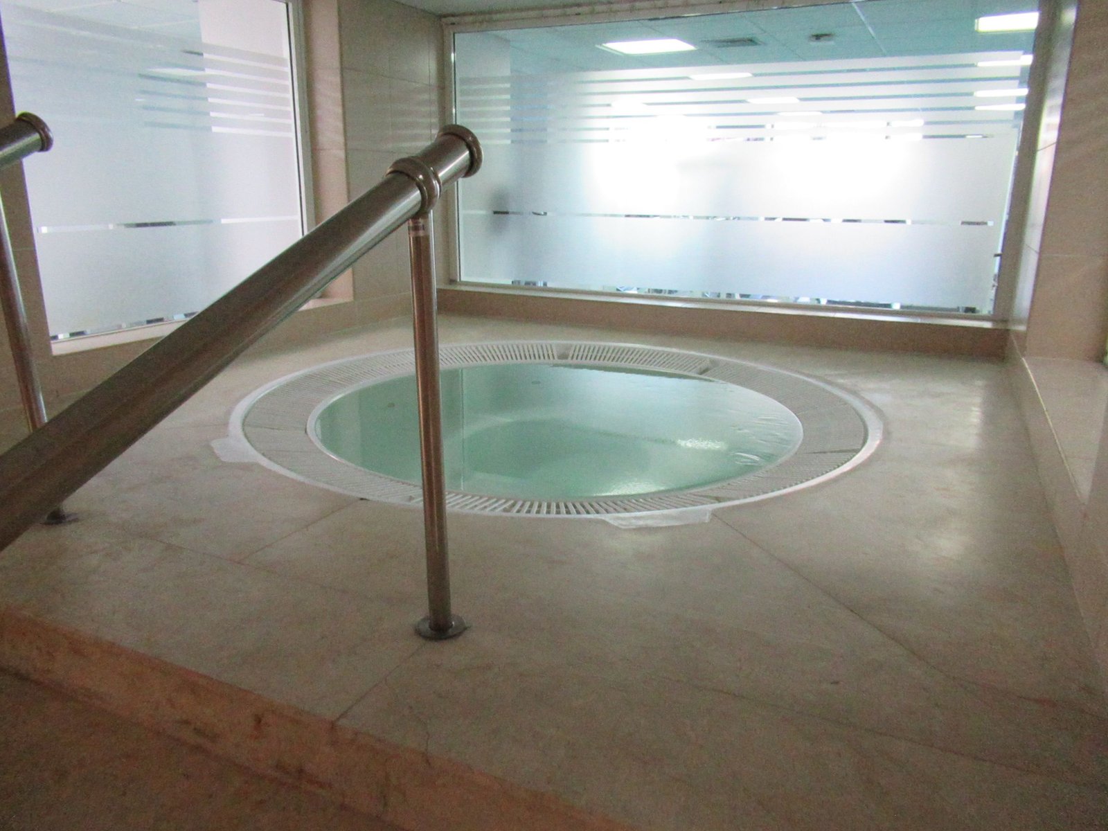 Round spa inside a residence free photo